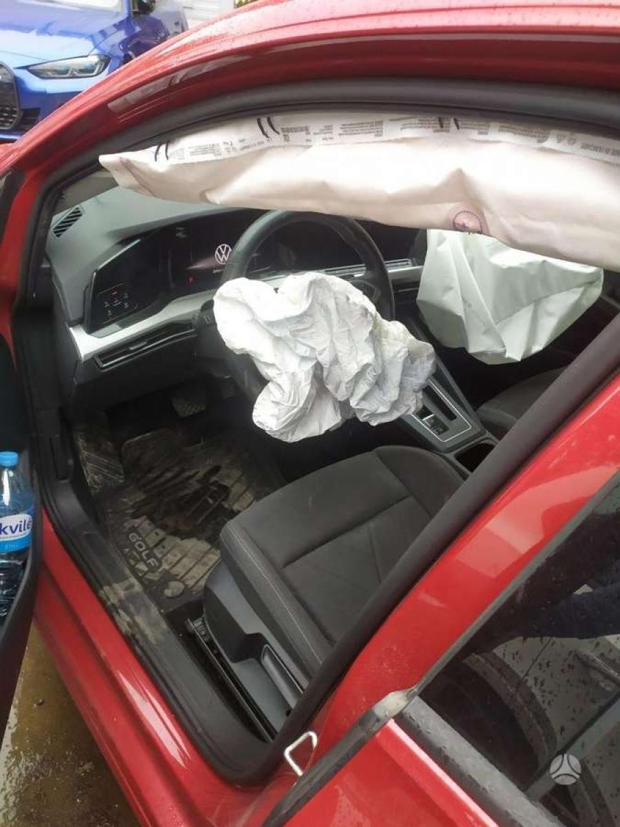 Red Volkswagen Golf 2022 in Vilnius, with an engine capacity of 1.50 L and mileage of 54 thousand km for 13190 €, photo 15 on AUTOMOTO.COM.LV