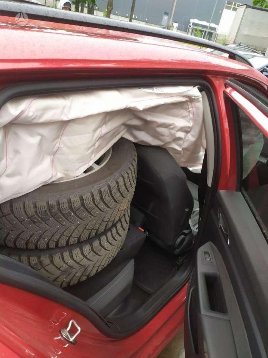 Red Volkswagen Golf 2022 in Vilnius, with an engine capacity of 1.50 L and mileage of 54 thousand km for 13190 €, photo 16 on AUTOMOTO.COM.LV