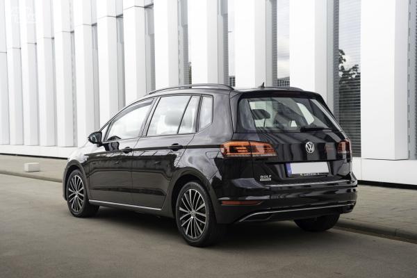 Black Volkswagen Golf Sportsvan 2019 in Vilnius, with an engine capacity of 1.50 L and mileage of 105 thousand km for 16850 €, photo 5 on AUTOMOTO.COM.LV