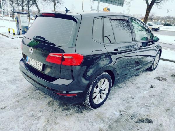 Black Volkswagen Golf Sportsvan 2018 in Riga, with an engine capacity of 1.60 L and mileage of 272 thousand km for 8750 €, photo 3 on AUTOMOTO.COM.LV