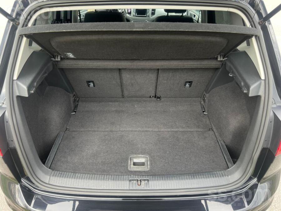 Melns Volkswagen Golf Sportsvan 2018 Rīga, ar dzinēja tilpumu 1.60 L un nobraukumu 275 tūkst. km par 7500 €, foto 9 vietnē AUTOMOTO.COM.LV