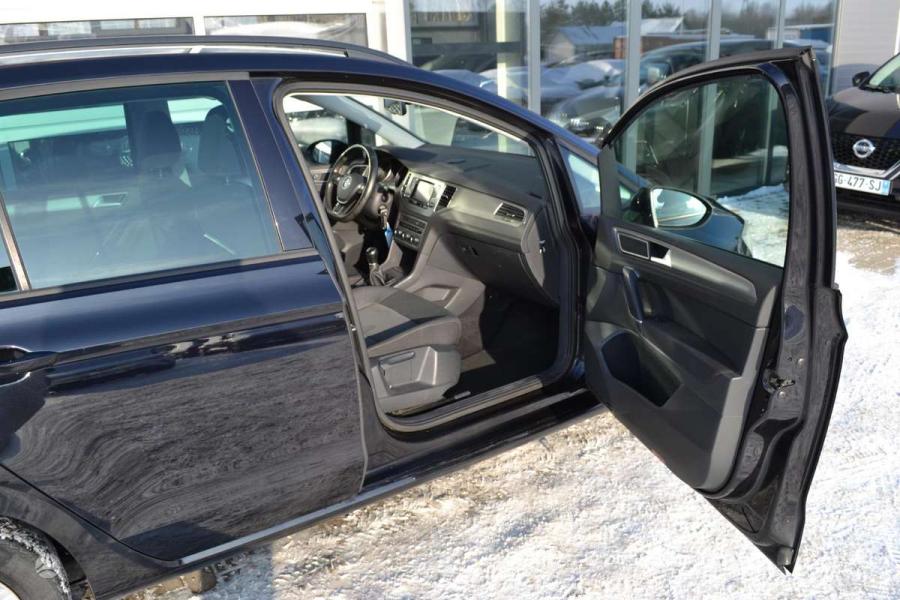 Melns Volkswagen Golf Sportsvan 2014 Viļņa, ar dzinēja tilpumu 1.60 L un nobraukumu 228 tūkst. km par 7500 €, foto 27 vietnē AUTOMOTO.COM.LV