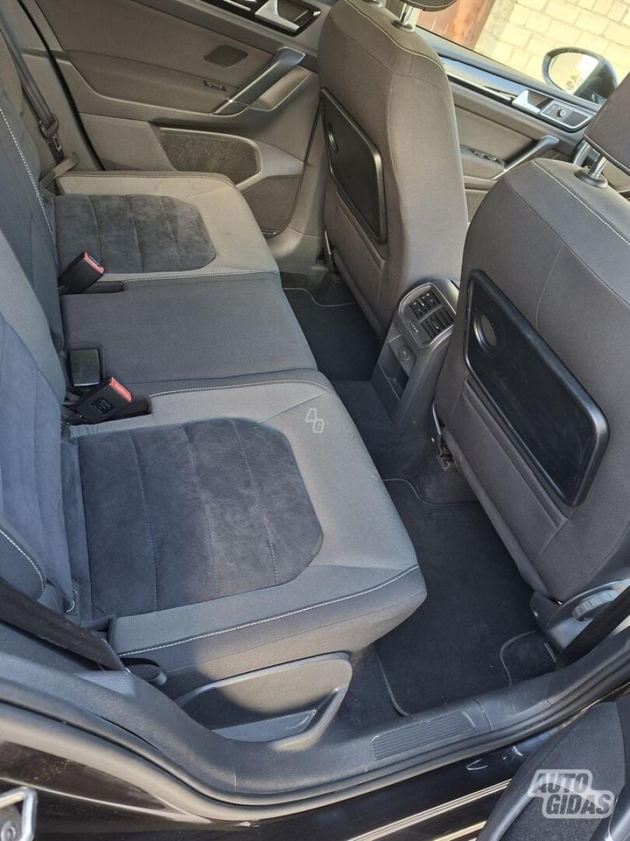 Black Volkswagen Golf Sportsvan 2015 in Klaipeda, with an engine capacity of 1.60 L and mileage of 238 thousand km for 7999 €, photo 12 on AUTOMOTO.COM.LV