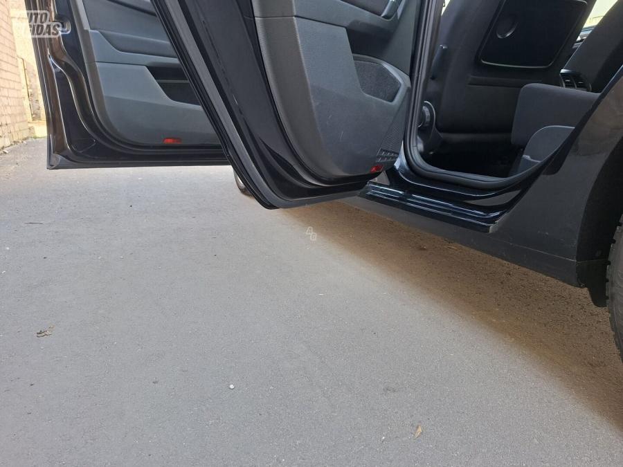 Black Volkswagen Golf Sportsvan 2015 in Klaipeda, with an engine capacity of 1.60 L and mileage of 238 thousand km for 7999 €, photo 28 on AUTOMOTO.COM.LV