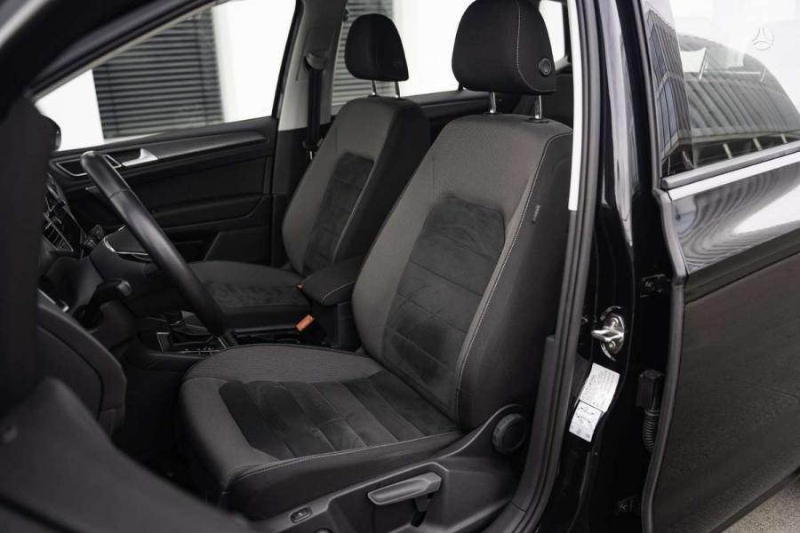 Black Volkswagen Golf Sportsvan 2019 in Vilnius, with an engine capacity of 1.50 L and mileage of 105 thousand km for 16850 €, photo 17 on AUTOMOTO.COM.LV