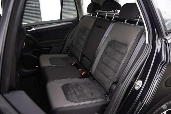 Black Volkswagen Golf Sportsvan 2019 in Vilnius, with an engine capacity of 1.50 L and mileage of 105 thousand km for 16850 €, photo 20 on AUTOMOTO.COM.LV