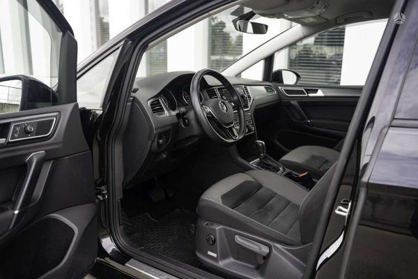 Black Volkswagen Golf Sportsvan 2019 in Vilnius, with an engine capacity of 1.50 L and mileage of 105 thousand km for 16850 €, photo 22 on AUTOMOTO.COM.LV