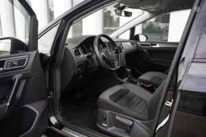 Black Volkswagen Golf Sportsvan 2019 in Vilnius, with an engine capacity of 1.50 L and mileage of 105 thousand km for 16850 €, photo 22 on AUTOMOTO.COM.LV