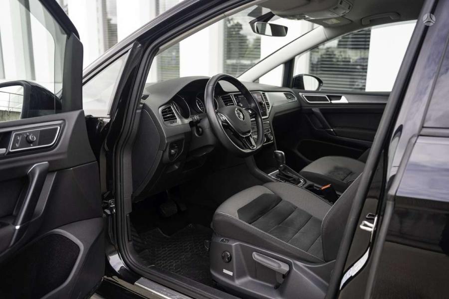 Black Volkswagen Golf Sportsvan 2019 in Vilnius, with an engine capacity of 1.50 L and mileage of 105 thousand km for 16850 €, photo 22 on AUTOMOTO.COM.LV
