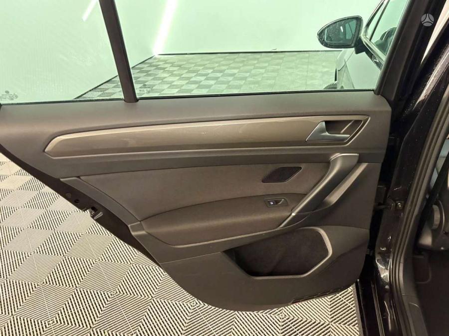 Black Volkswagen Golf Sportsvan 2019 in Marijampole, with an engine capacity of 1.60 L and mileage of 195 thousand km for 11999 €, photo 20 on AUTOMOTO.COM.LV