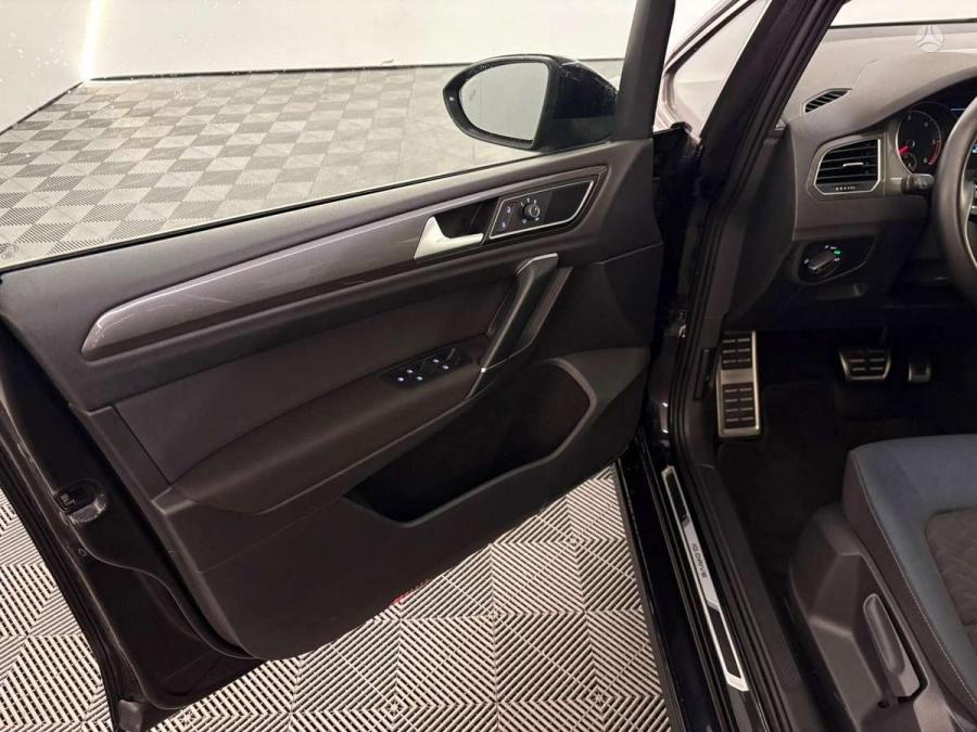 Black Volkswagen Golf Sportsvan 2019 in Marijampole, with an engine capacity of 1.60 L and mileage of 195 thousand km for 11999 €, photo 24 on AUTOMOTO.COM.LV