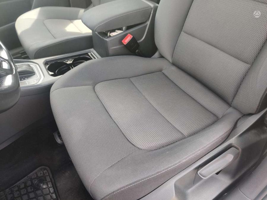 Blue Volkswagen Golf Sportsvan 2014 in Vilnius, with an engine capacity of 1.40 L and mileage of 130 thousand km for 8500 €, photo 19 on AUTOMOTO.COM.LV