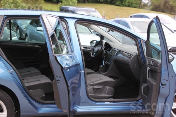 Blue Volkswagen Golf Sportsvan 2016 in Tukums, with an engine capacity of 1.60 L and mileage of 219 thousand km for 9990 €, photo 6 on AUTOMOTO.COM.LV