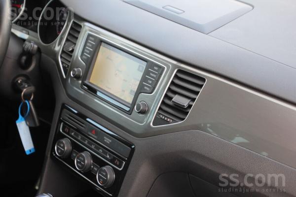 Blue Volkswagen Golf Sportsvan 2016 in Tukums, with an engine capacity of 1.60 L and mileage of 219 thousand km for 9990 €, photo 8 on AUTOMOTO.COM.LV