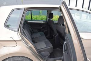 Brown Volkswagen Golf Sportsvan 2015 in Vilnius, with an engine capacity of 1.60 L and mileage of 267 thousand km for 6850 €, photo 10 on AUTOMOTO.COM.LV