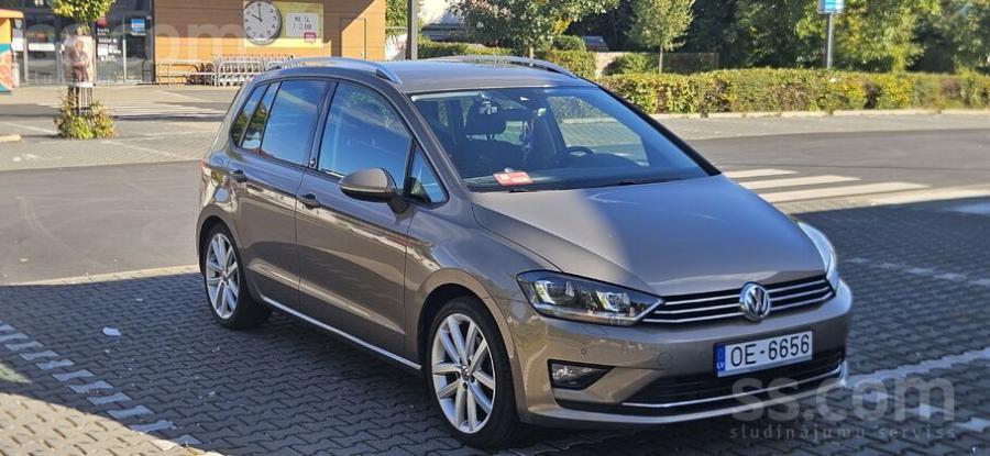 Brown Volkswagen Golf Sportsvan 2017 in Riga, with an engine capacity of 1.60 L and mileage of 220 thousand km for 10799 €, photo 1 on AUTOMOTO.COM.LV