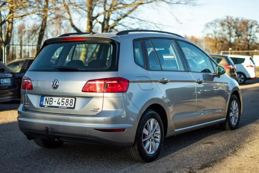Pelēks Volkswagen Golf Sportsvan 2014 Liepāja, ar dzinēja tilpumu 1.60 L un nobraukumu 136 tūkst. km par 10950 €, foto 5 vietnē AUTOMOTO.COM.LV