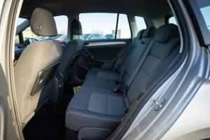 Pelēks Volkswagen Golf Sportsvan 2014 Liepāja, ar dzinēja tilpumu 1.60 L un nobraukumu 136 tūkst. km par 10950 €, foto 10 vietnē AUTOMOTO.COM.LV