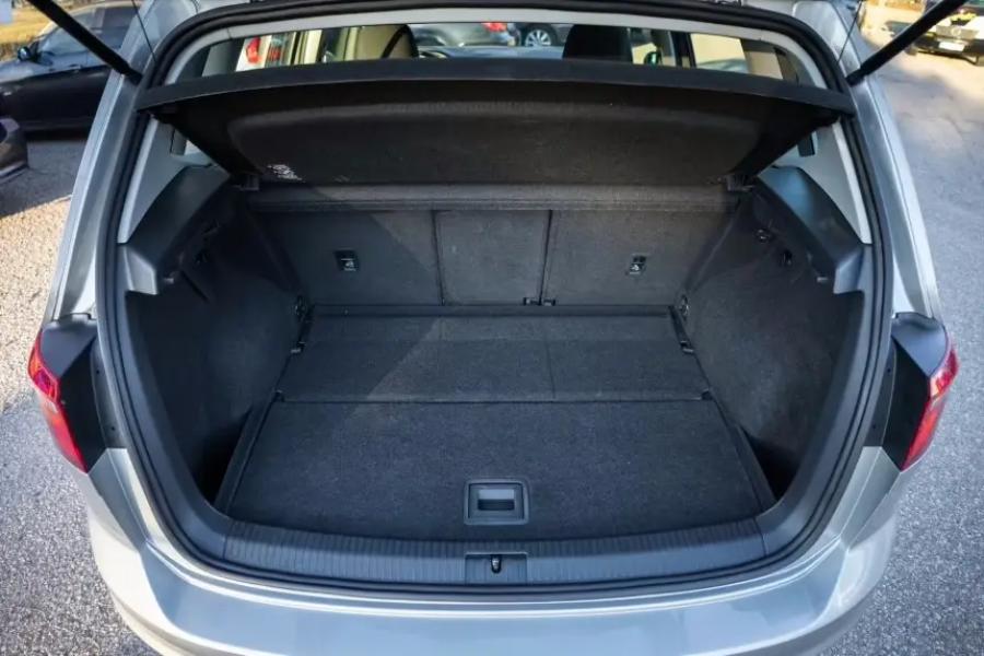 Pelēks Volkswagen Golf Sportsvan 2014 Liepāja, ar dzinēja tilpumu 1.60 L un nobraukumu 136 tūkst. km par 10950 €, foto 11 vietnē AUTOMOTO.COM.LV