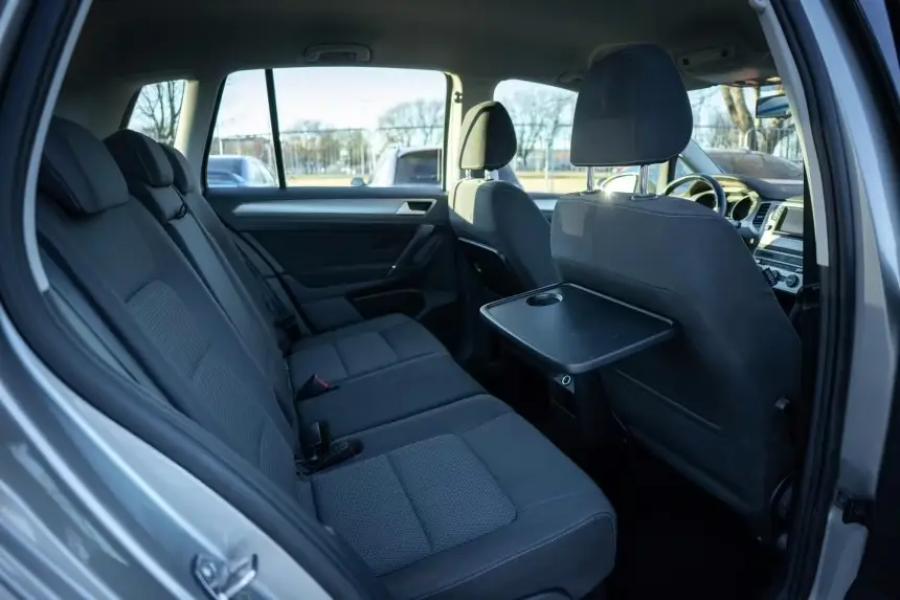 Pelēks Volkswagen Golf Sportsvan 2014 Liepāja, ar dzinēja tilpumu 1.60 L un nobraukumu 136 tūkst. km par 10950 €, foto 12 vietnē AUTOMOTO.COM.LV