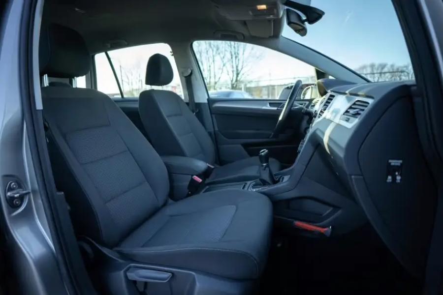 Pelēks Volkswagen Golf Sportsvan 2014 Liepāja, ar dzinēja tilpumu 1.60 L un nobraukumu 136 tūkst. km par 10950 €, foto 13 vietnē AUTOMOTO.COM.LV