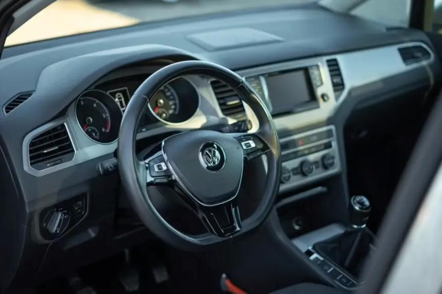 Pelēks Volkswagen Golf Sportsvan 2014 Liepāja, ar dzinēja tilpumu 1.60 L un nobraukumu 136 tūkst. km par 10950 €, foto 14 vietnē AUTOMOTO.COM.LV