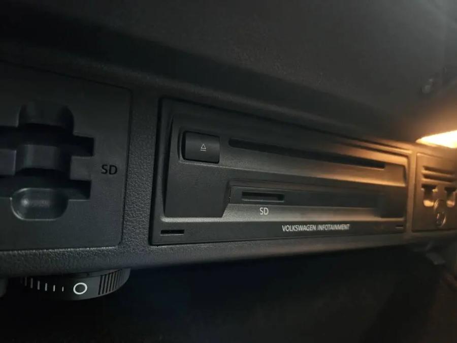 Pelēks Volkswagen Golf Sportsvan 2016 Jēkabpils, ar dzinēja tilpumu 2.00 L un nobraukumu 250 tūkst. km par 8990 €, foto 27 vietnē AUTOMOTO.COM.LV
