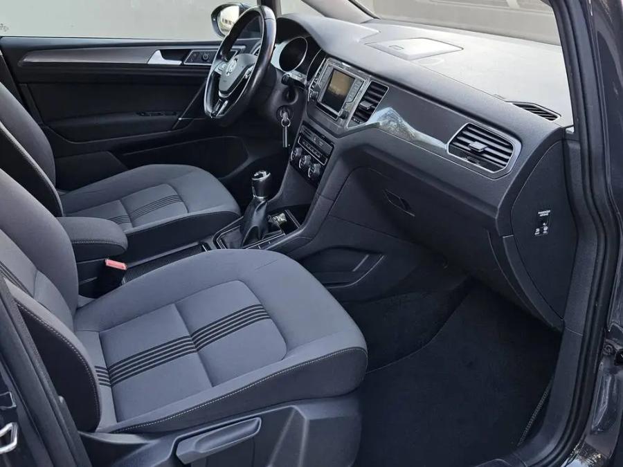 Pelēks Volkswagen Golf Sportsvan 2016 Jēkabpils, ar dzinēja tilpumu 2.00 L un nobraukumu 250 tūkst. km par 8990 €, foto 29 vietnē AUTOMOTO.COM.LV