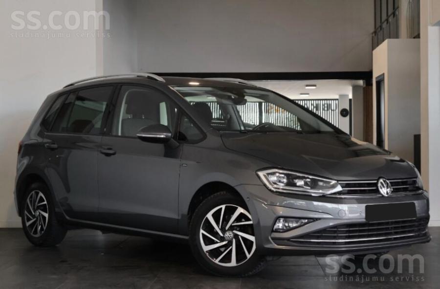 Grey Volkswagen Golf Sportsvan 2018 in Valmiera, with an engine capacity of 1.50 L and mileage of 113 thousand km for 14800 €, photo 1 on AUTOMOTO.COM.LV