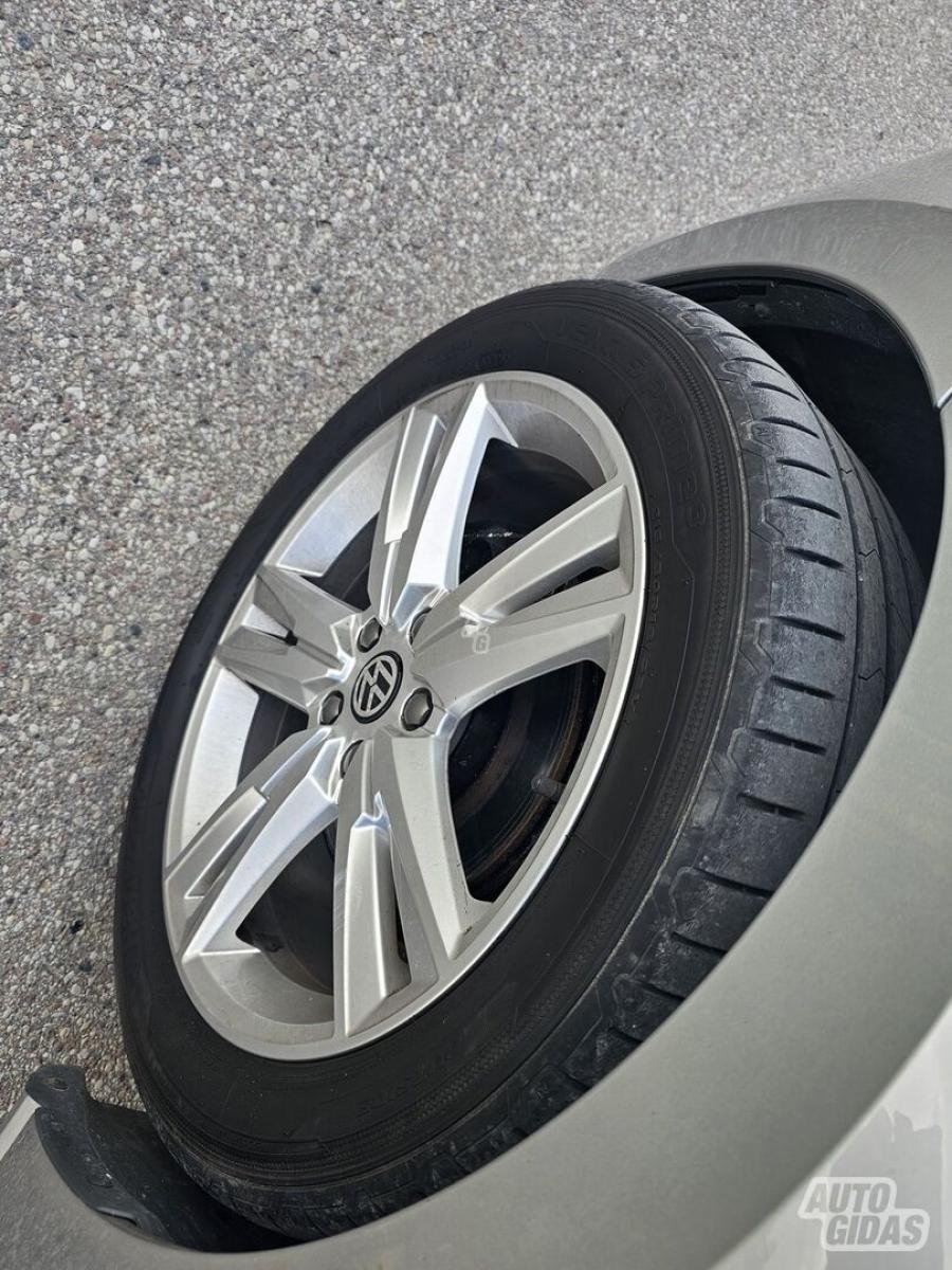 Pelēks Volkswagen Golf Sportsvan 2014 Viļņa, ar dzinēja tilpumu 1.40 L un nobraukumu 121 tūkst. km par 9400 €, foto 18 vietnē AUTOMOTO.COM.LV