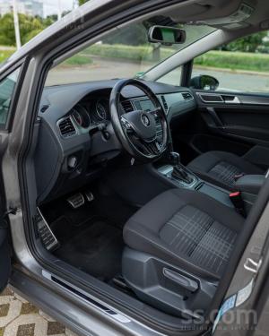 Grey Volkswagen Golf Sportsvan 2015 in Riga, with an engine capacity of 2.00 L and mileage of 189 thousand km for 10790 €, photo 10 on AUTOMOTO.COM.LV