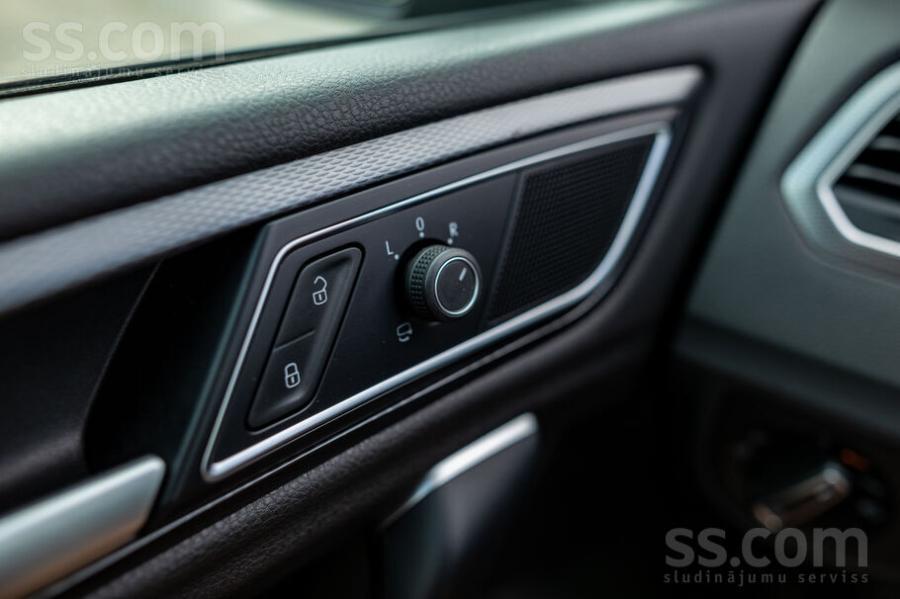 Grey Volkswagen Golf Sportsvan 2015 in Riga, with an engine capacity of 2.00 L and mileage of 189 thousand km for 10790 €, photo 20 on AUTOMOTO.COM.LV