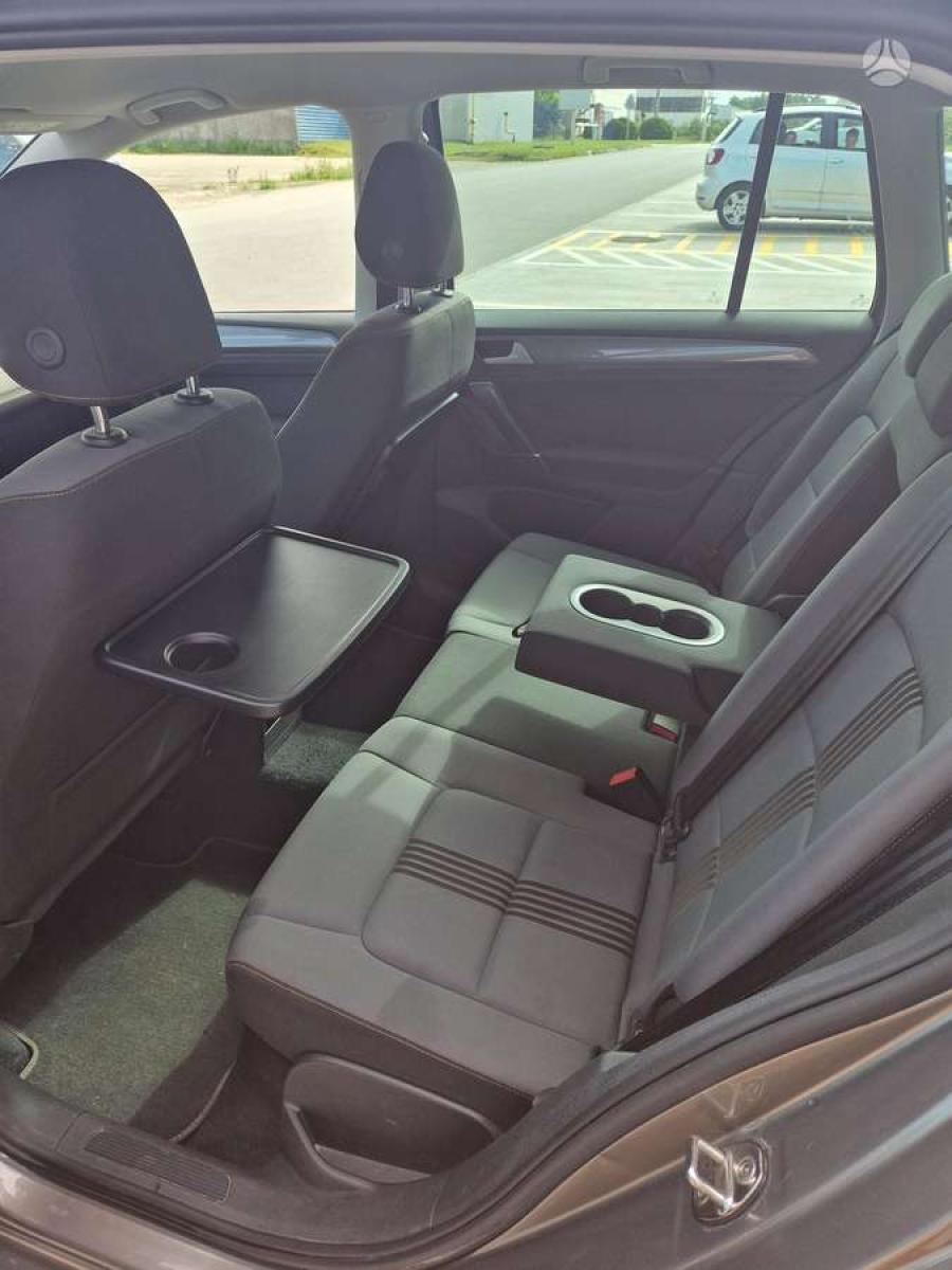 Pelēks Volkswagen Golf Sportsvan 2016 Panevēža, ar dzinēja tilpumu 1.40 L un nobraukumu 202 tūkst. km par 8700 €, foto 21 vietnē AUTOMOTO.COM.LV