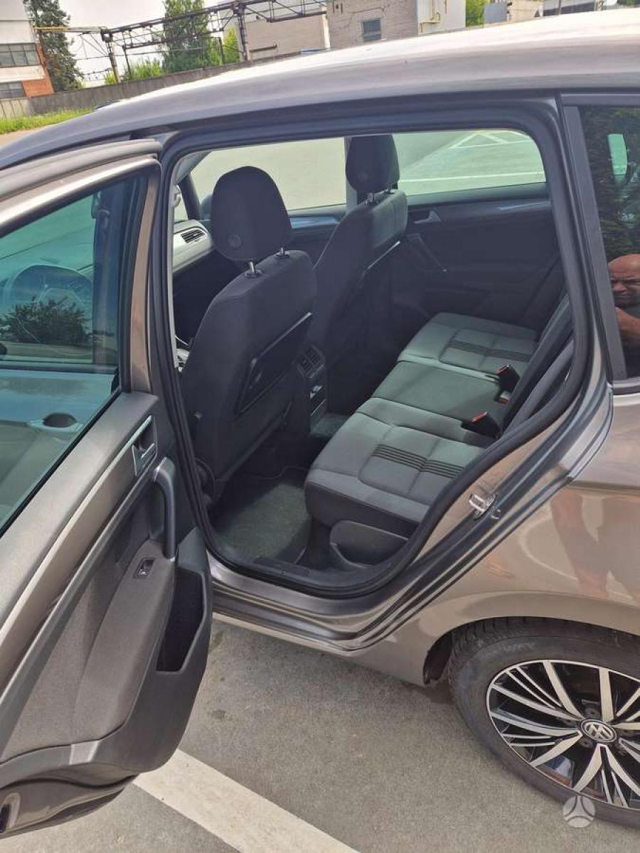 Pelēks Volkswagen Golf Sportsvan 2016 Panevēža, ar dzinēja tilpumu 1.40 L un nobraukumu 202 tūkst. km par 8700 €, foto 22 vietnē AUTOMOTO.COM.LV