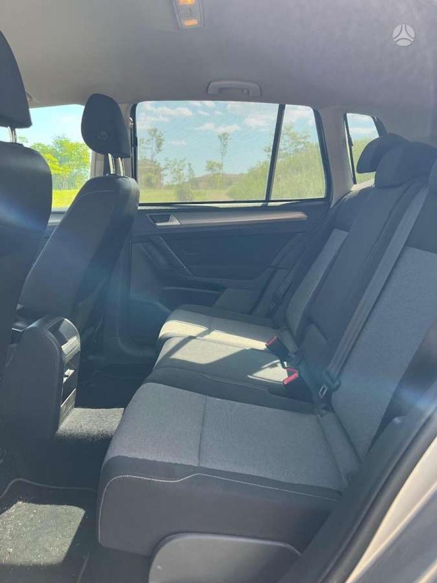 Grey Volkswagen Golf Sportsvan 2016 in Siauliai, with an engine capacity of 1.60 L and mileage of 250 thousand km for 4950 €, photo 12 on AUTOMOTO.COM.LV