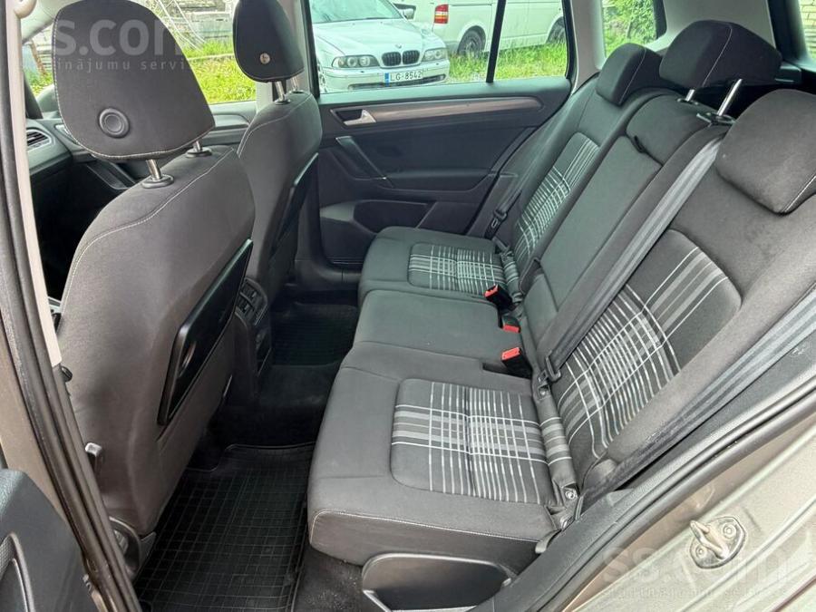 Grey Volkswagen Golf Sportsvan 2015 in Ludza, with an engine capacity of 1.60 L and mileage of 228 thousand km for 7450 €, photo 9 on AUTOMOTO.COM.LV