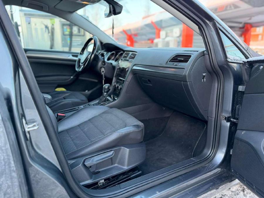 Grey Volkswagen Golf Sportsvan 2017 in Vilnius, with an engine capacity of 1.60 L and mileage of 286 thousand km for 7900 €, photo 16 on AUTOMOTO.COM.LV