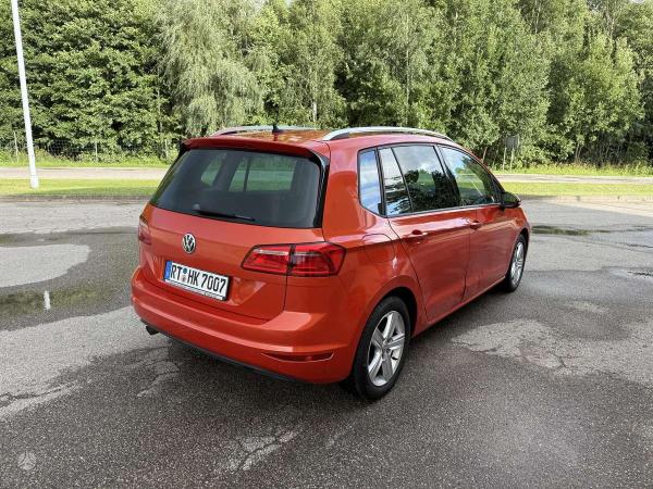 Orange Volkswagen Golf Sportsvan 2015 in Panevezys, with an engine capacity of 1.60 L and mileage of 232 thousand km for 6600 €, photo 3 on AUTOMOTO.COM.LV