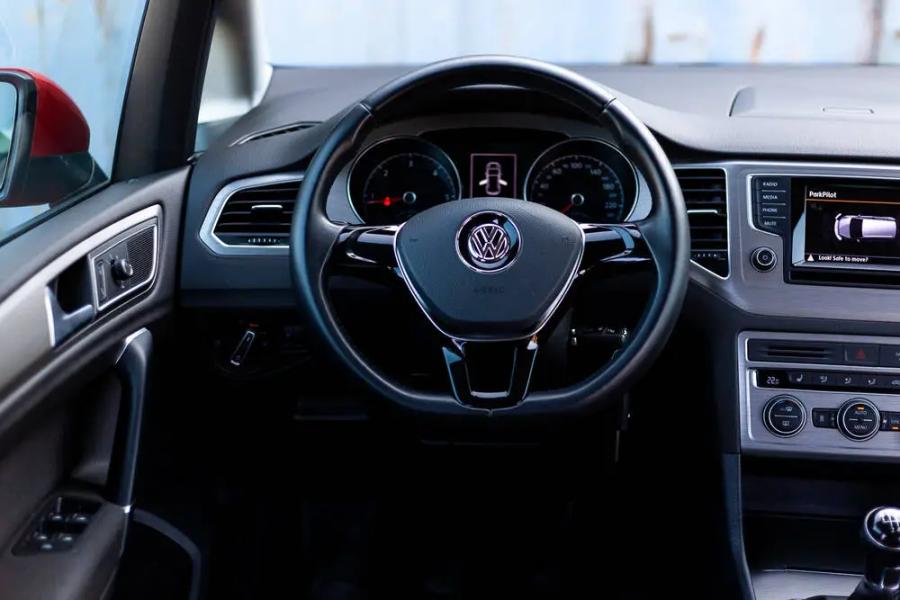 Oranžs Volkswagen Golf Sportsvan 2014 Rīga, ar dzinēja tilpumu 1.60 L un nobraukumu 209 tūkst. km par 8995 €, foto 25 vietnē AUTOMOTO.COM.LV
