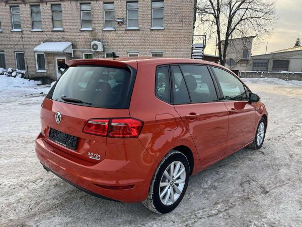 Orange Volkswagen Golf Sportsvan 2016 in Utena, with an engine capacity of 1.97 L and mileage of 243 thousand km for 9450 €, photo 6 on AUTOMOTO.COM.LV