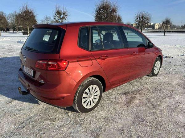 Red Volkswagen Golf Sportsvan 2016 in Marijampole, with an engine capacity of 1.60 L and mileage of 172 thousand km for 5800 €, photo 4 on AUTOMOTO.COM.LV