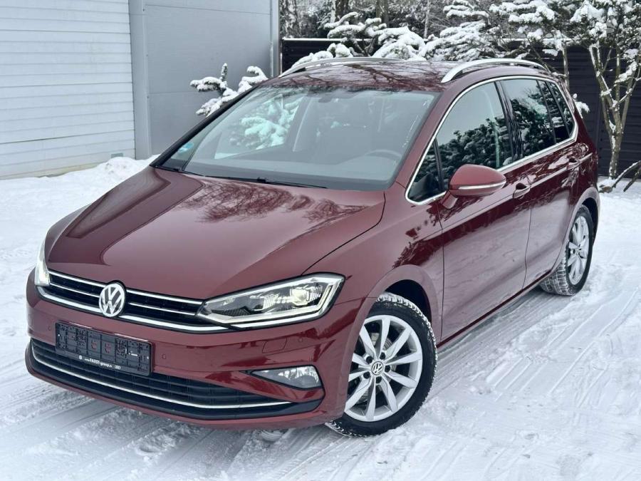 Red Volkswagen Golf Sportsvan 2018 in Marijampole, with an engine capacity of 1.50 L and mileage of 196 thousand km for 12900 €, photo 1 on AUTOMOTO.COM.LV