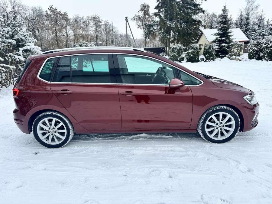 Red Volkswagen Golf Sportsvan 2018 in Marijampole, with an engine capacity of 1.50 L and mileage of 196 thousand km for 12900 €, photo 5 on AUTOMOTO.COM.LV