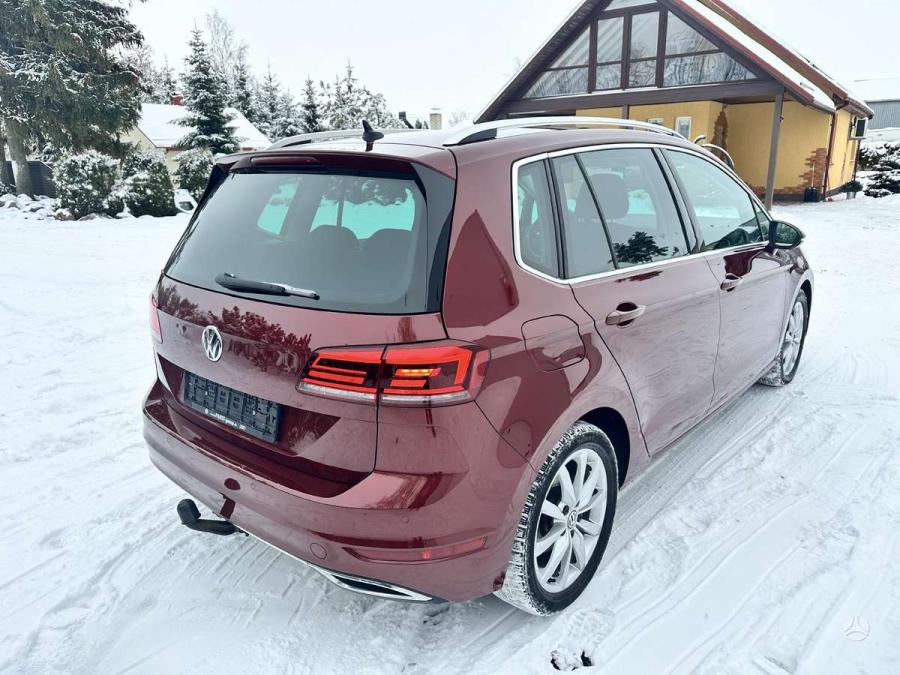 Red Volkswagen Golf Sportsvan 2018 in Marijampole, with an engine capacity of 1.50 L and mileage of 196 thousand km for 12900 €, photo 6 on AUTOMOTO.COM.LV