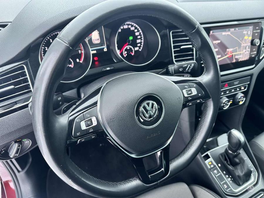 Sarkans Volkswagen Golf Sportsvan 2018 Marijampole, ar dzinēja tilpumu 1.50 L un nobraukumu 196 tūkst. km par 12200 €, foto 19 vietnē AUTOMOTO.COM.LV
