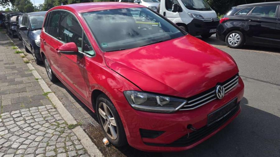 Red Volkswagen Golf Sportsvan 2015 in Marijampole, with an engine capacity of 1.60 L and mileage of 209 thousand km for 5000 €, photo 3 on AUTOMOTO.COM.LV