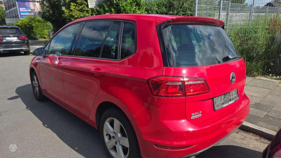 Red Volkswagen Golf Sportsvan 2015 in Marijampole, with an engine capacity of 1.60 L and mileage of 209 thousand km for 5000 €, photo 4 on AUTOMOTO.COM.LV