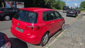 Red Volkswagen Golf Sportsvan 2015 in Marijampole, with an engine capacity of 1.60 L and mileage of 209 thousand km for 5000 €, photo 5 on AUTOMOTO.COM.LV