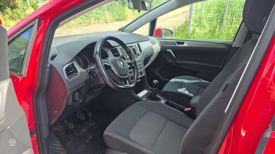 Red Volkswagen Golf Sportsvan 2015 in Marijampole, with an engine capacity of 1.60 L and mileage of 209 thousand km for 5000 €, photo 6 on AUTOMOTO.COM.LV