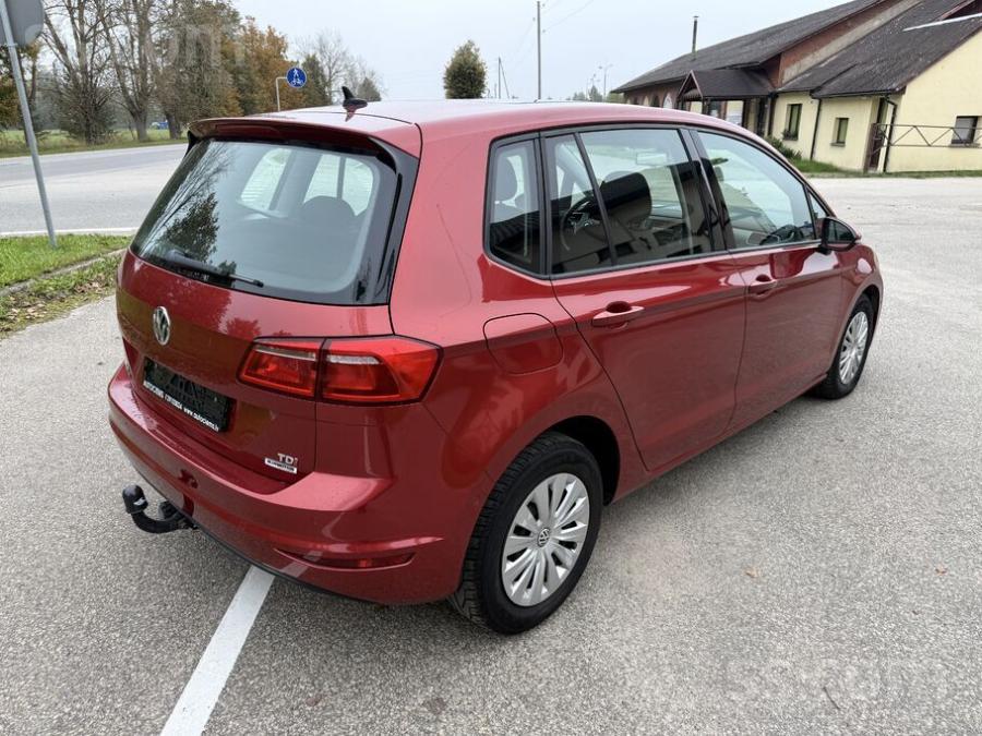 Red Volkswagen Golf Sportsvan 2016 in Ogre, with an engine capacity of 1.60 L and mileage of 215 thousand km for 7999 €, photo 13 on AUTOMOTO.COM.LV